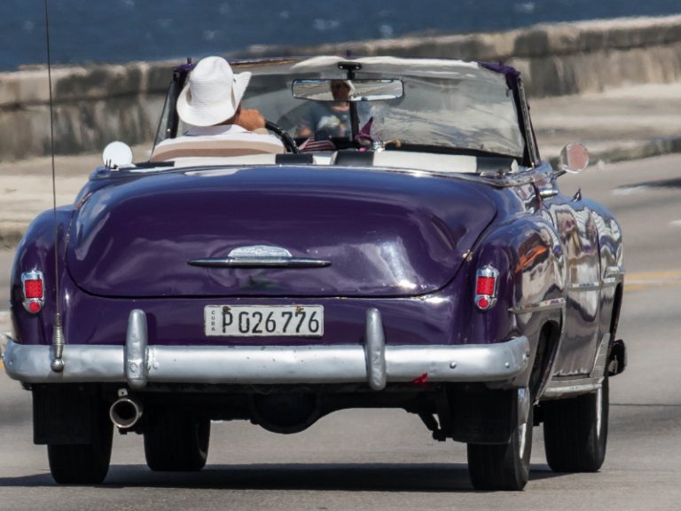 ¿Por qué los cubanos le dicen almendrones a los carros antiguos?