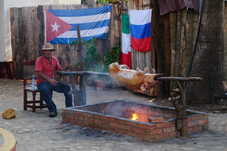 Diferentes formas de comer cerdo en una cena a la cubana - Todo Cuba
