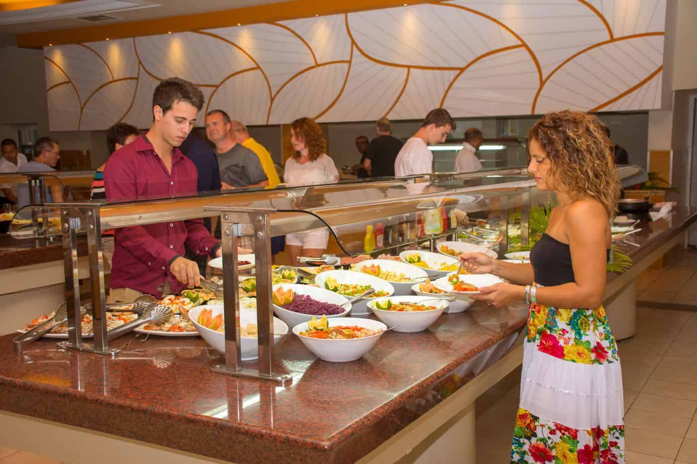 ¿Cómo se enfrenta un cubano a la mesa buffet de un hotel todo incluido ...