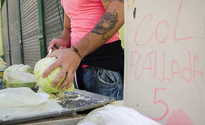 Danny, el joven cubano que vive de vender col rallada en las calles ...