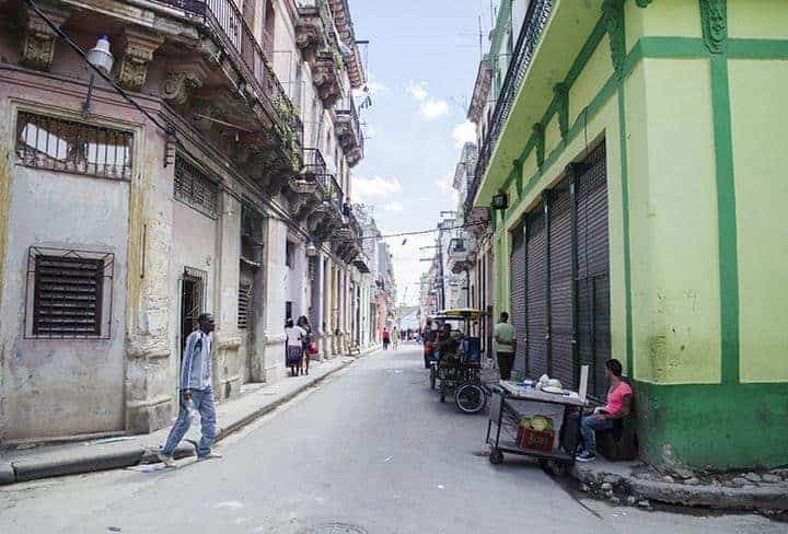 Danny, el joven cubano que vive de vender col rallada en las calles ...