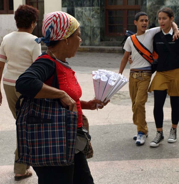 Si te quieres por el pico divertir, cómprate un cucuruchito de maní en ...