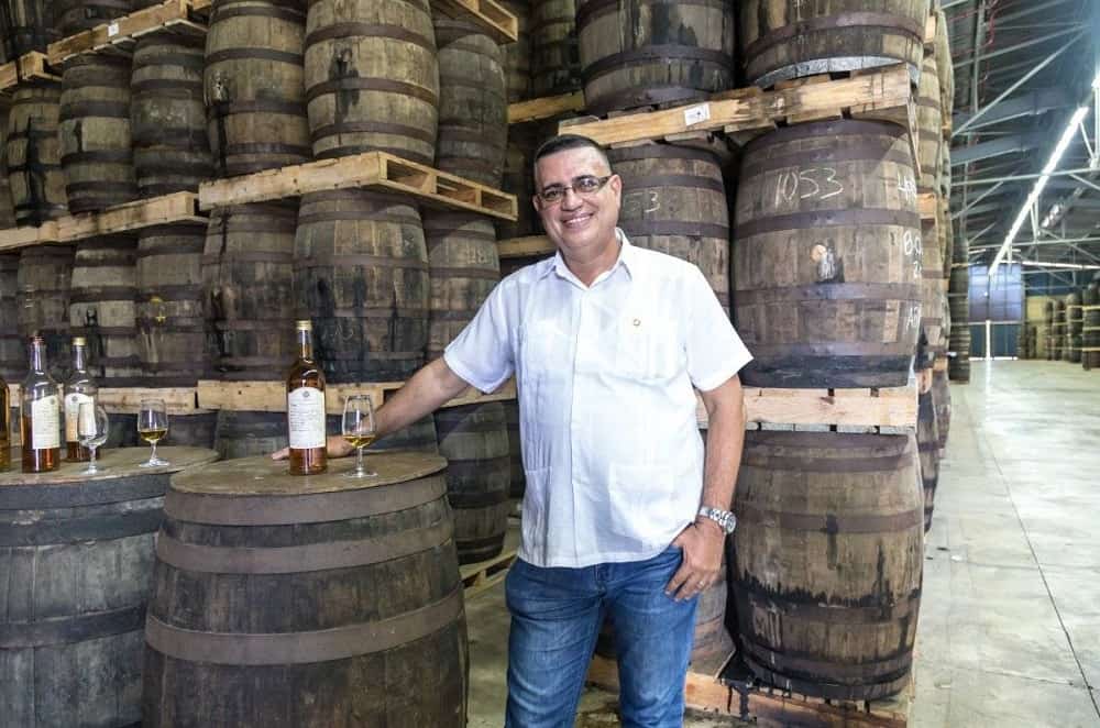 Asbel Morales, maestro encargado de crear el mejor ron - Todo Cuba