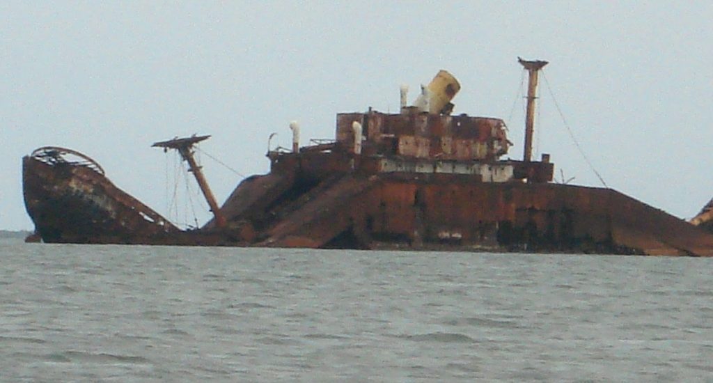 La desconocida historia de Nikolis, el buque fantasma que se encuentra ...