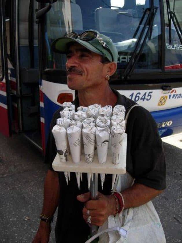 Vender maní en Cuba, un negocio del subdesarrollo - Todo Cuba