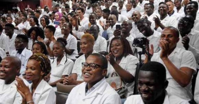 Expulsan a 35 militares sudafricanos que estudiaban medicina en Cuba ...