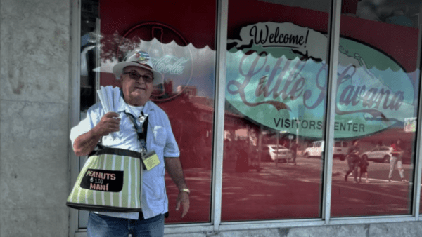 Manisero cubano pone alegría a la Calle 8 de Miami - Todo Cuba