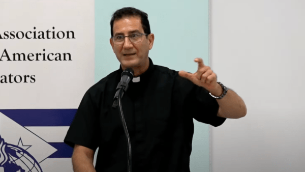 Sacerdote Aconseja A Cubanos Ante La Dictadura Tenemos El Arma Del