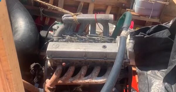 Balseros cubanos adaptan un motor de Mercedes Benz a su embarcación ...