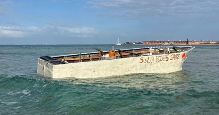 Llegan balseros cubanos a Cayos de Florida con letrero de “Solo Dios ...