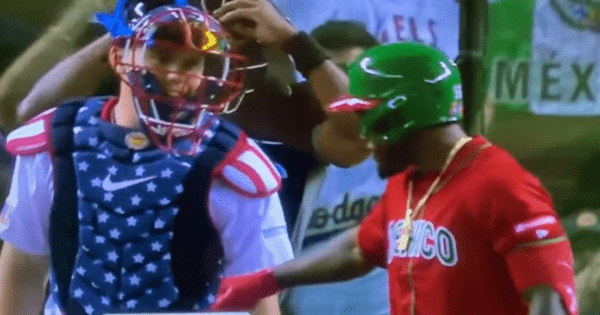 Randy Arozarena se queda con la mano estirada queriendo saludar a ...