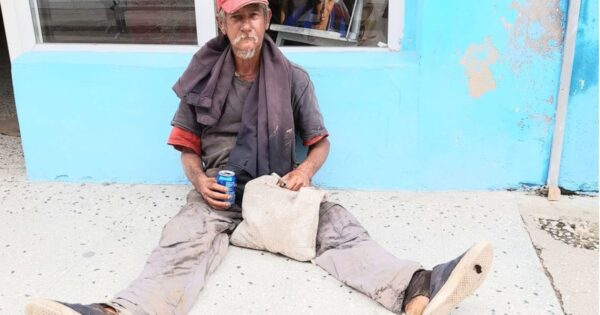 Joven misterioso da comida a personas deambulantes en Camagüey - Todo Cuba