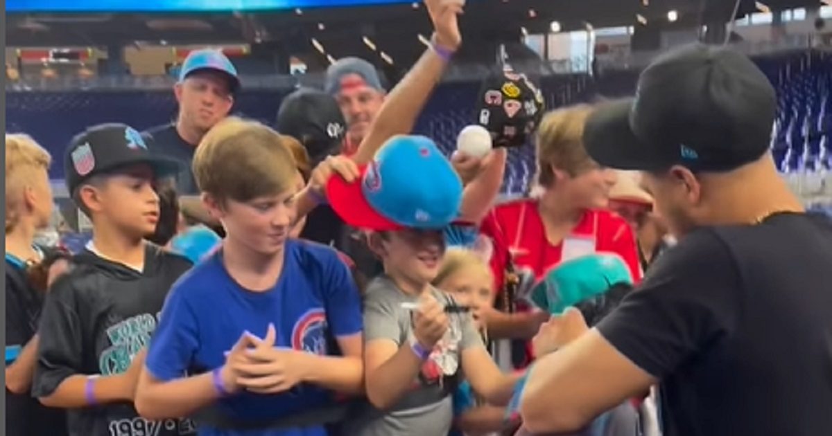 Yuli Gurriel firma pelotas para niños en estadio de los Marlins - Todo Cuba