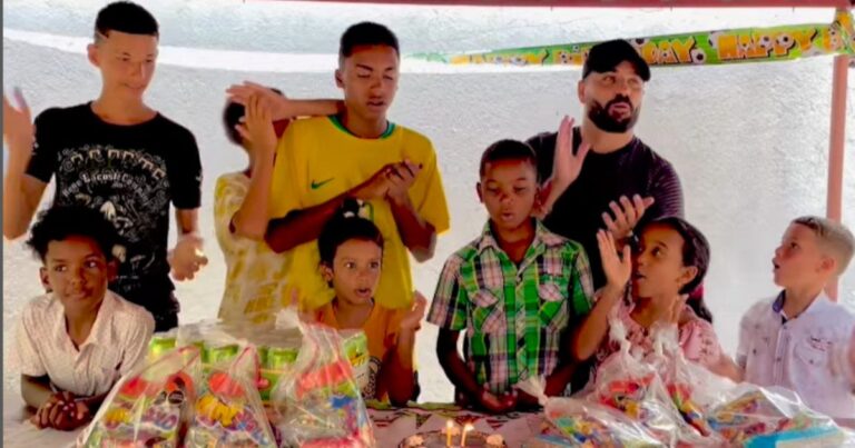 Alejandro Cuervo celebra el cumpleaños a dos niños sin amparo familiar ...