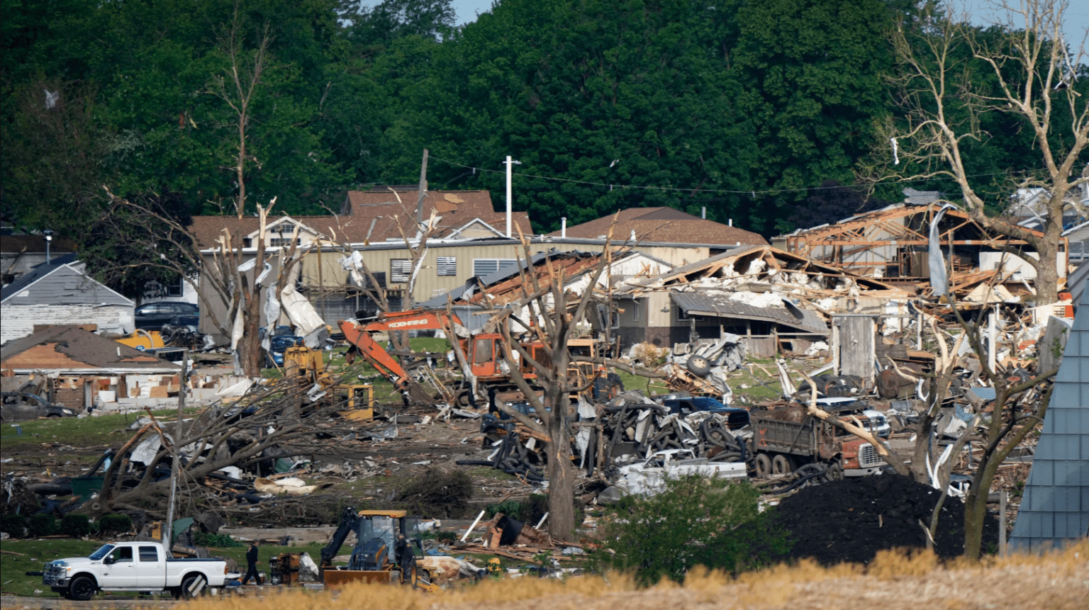 Autoridades continúan la búsqueda y rescate tras tornado en Iowa con al ...